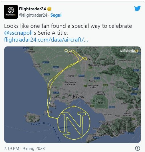 Un aereo "disegna" la N di Napoli nel Golfo, immagine sublime e ...