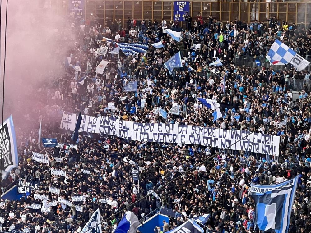 Napoli-Inter, striscione in Curva A: il motivo. Gli ultras applaudono ...