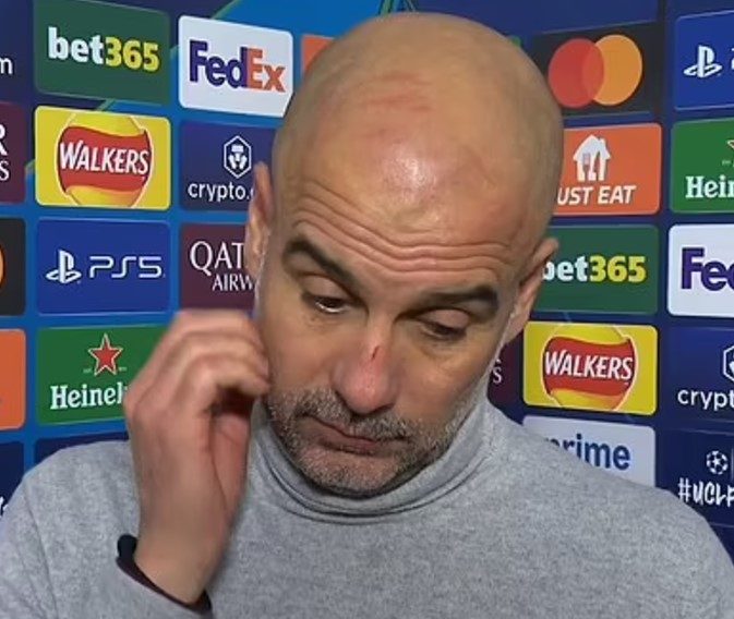Incredibile Guardiola, va in conferenza pieno di graffi: "Li ho fatti ...