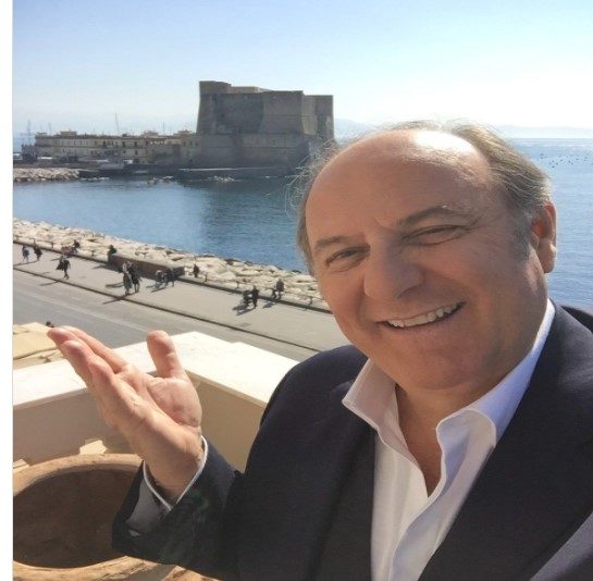 Gerry Scotti omaggia Napoli e il Napoli con un post che ha fatto il ...