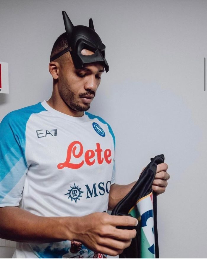 Juan Jesus geniale: "Visto che Liberato non lo fa, me la tolgo io la ...