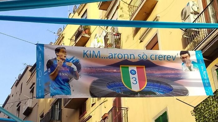Napoli, spunta striscione dedicato al terzo scudetto e Kim protagonista ...