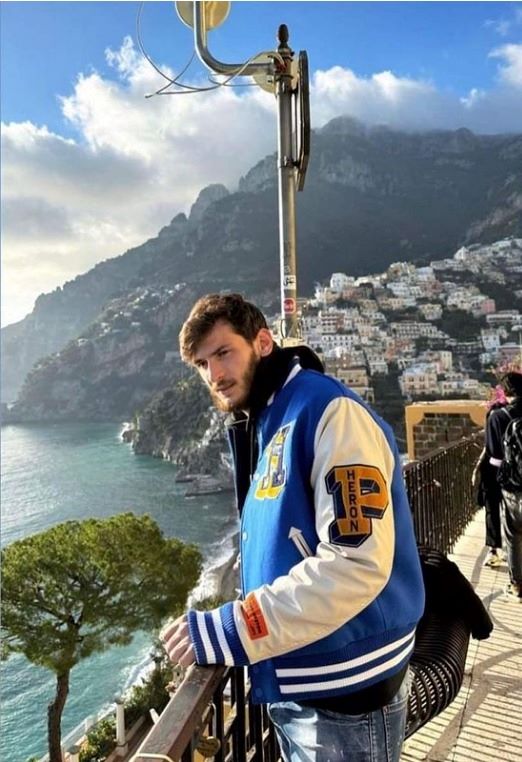 Kvaratskhelia si gode una giornata di relax a Positano con la sua ...