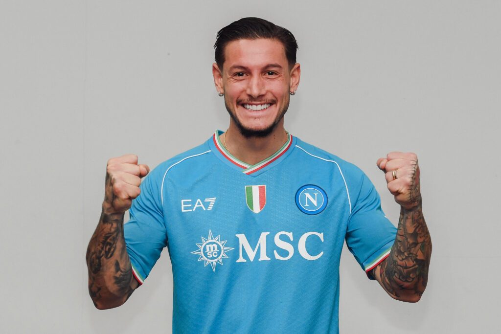 Mazzocchi, prima foto in maglia azzurra. Il comunicato del Napoli ...