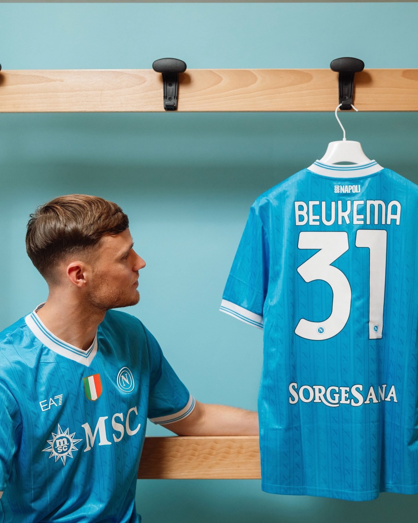 Beukema ammira la sua maglia del Napoli: guardate che espressione (FOTO) - AreaNapoli.it