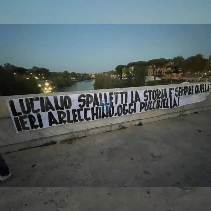 Roma, striscione contro Spalletti: "Ieri Arlecchino, oggi Pulcinella ...