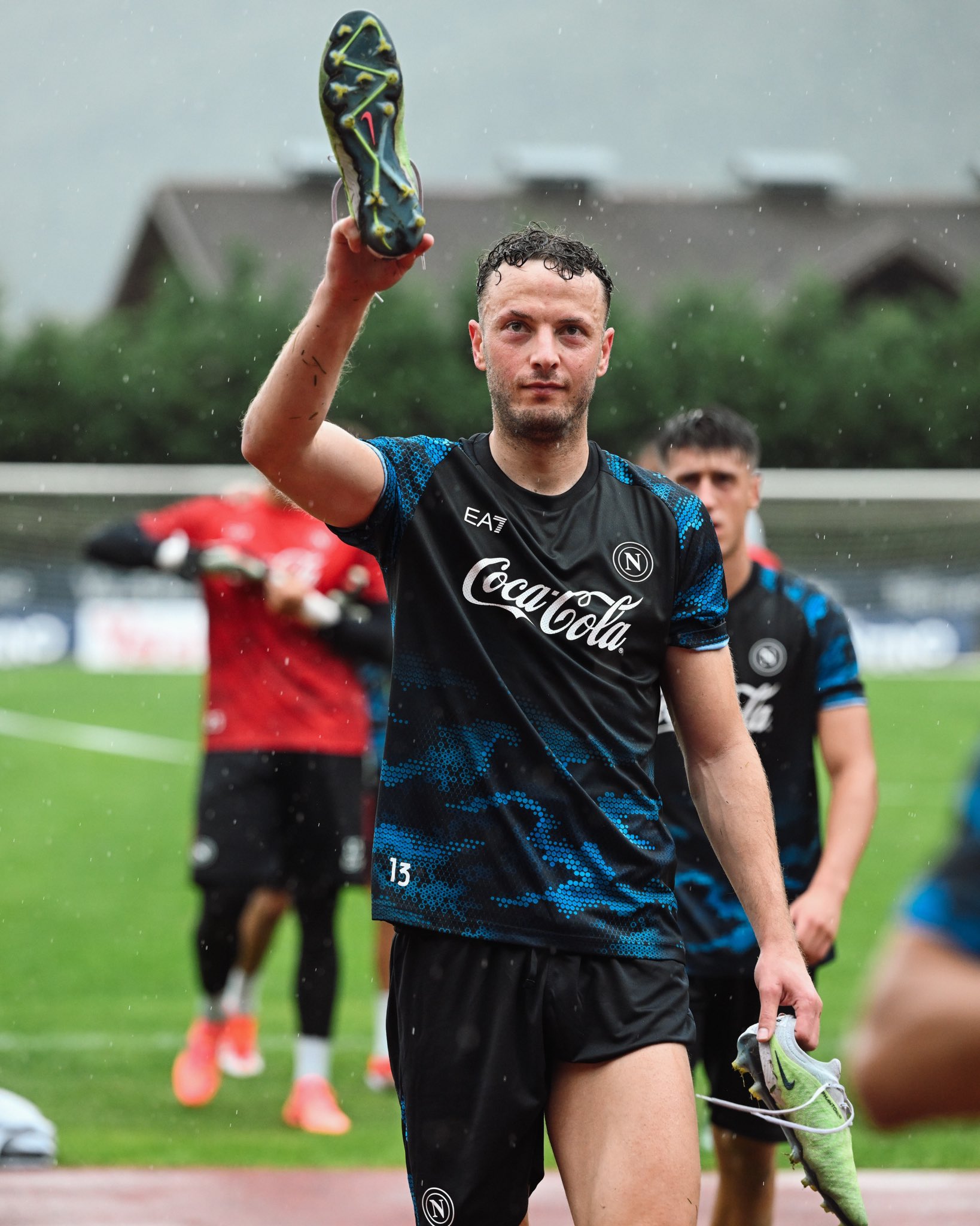 Napoli, allenamento sotto la pioggia e il gesto di Rrahmani: immagini ...