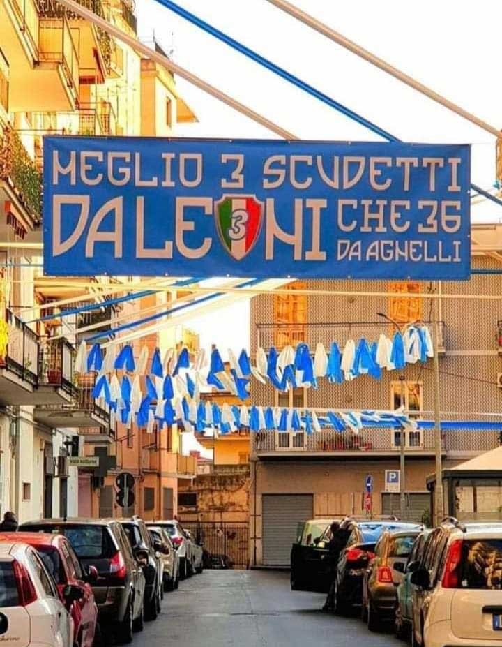 Napoli, meraviglioso striscione per lo Scudetto umilia la Juventus ...