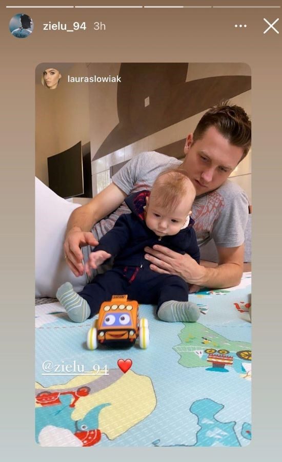Zielinski gioca con suo figlio e Laura gli scatta una foto - AreaNapoli.it