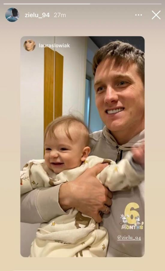 Zielinski sorridente con il suo splendido figlio. Scena dolcissima ...