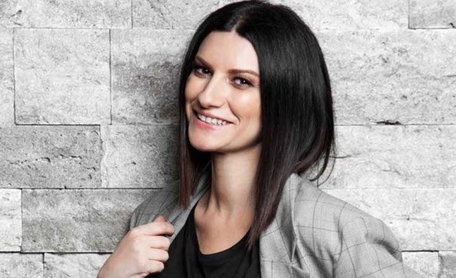 VIDEO - Laura Pausini canta ad Eboli prova a parlare in napoletano: "Ha ...