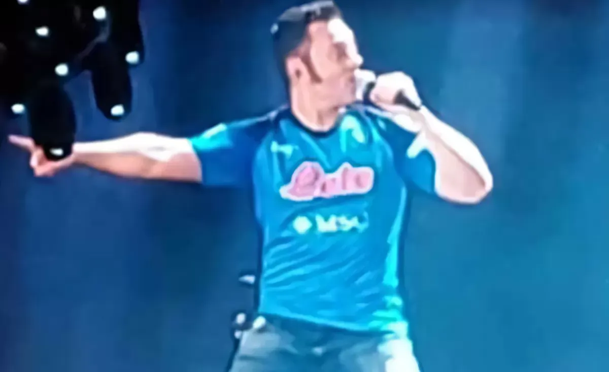 Tiziano Ferro indossa la maglia azzurra al Maradona: "Omaggio del club ...